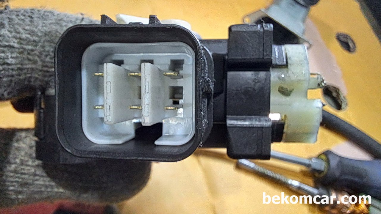 창문 레귤레이터 고장원인 브러시와 웜기어 상태점검 | بيكومكار (bekomcar)